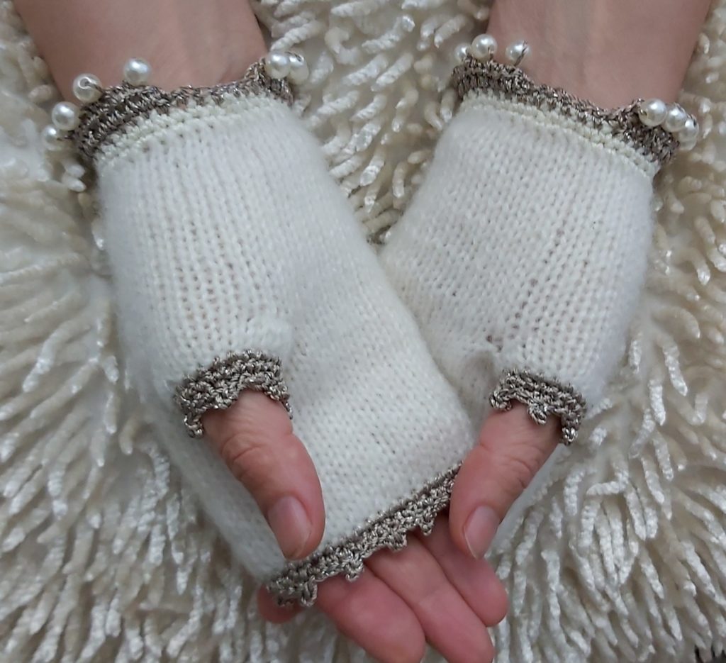 White small Mittens. Sold. - MilaMirosh White small Mittens. Sold.