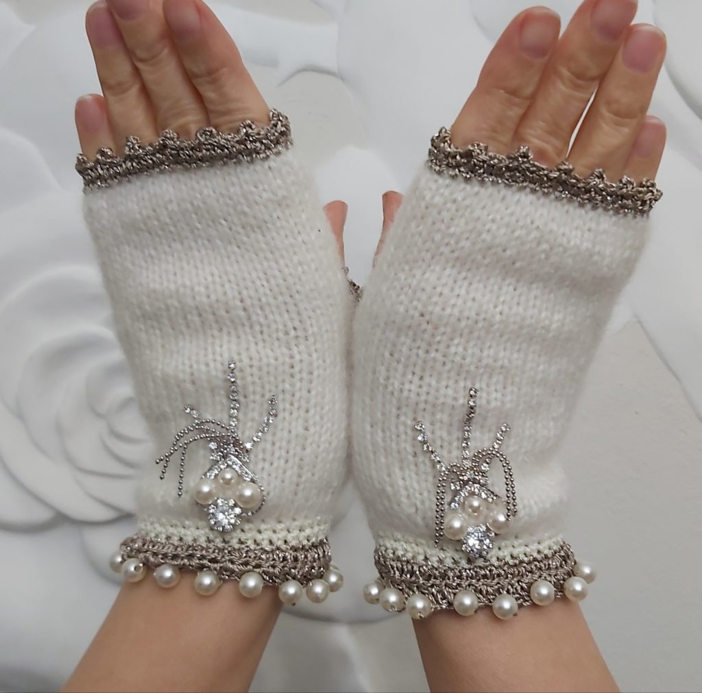 White small Mittens. Sold. - MilaMirosh White small Mittens. Sold.